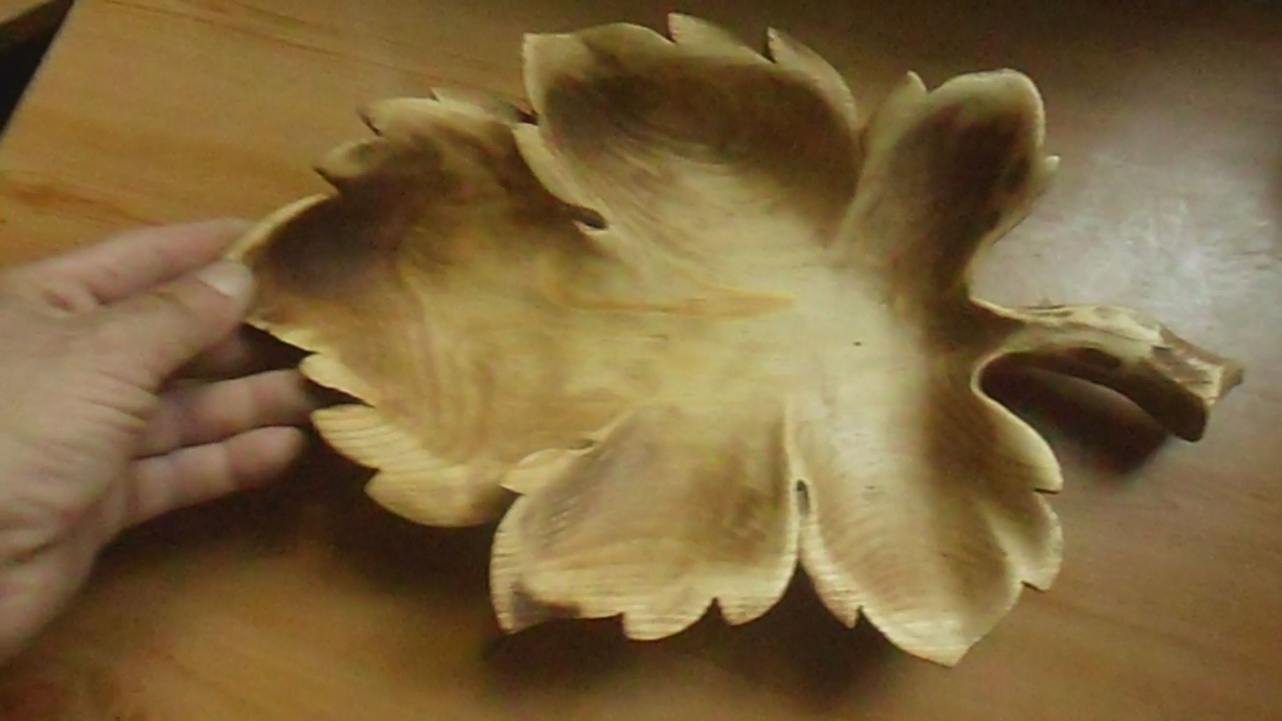 Поднос виноградный лист. Резьба по дереву.