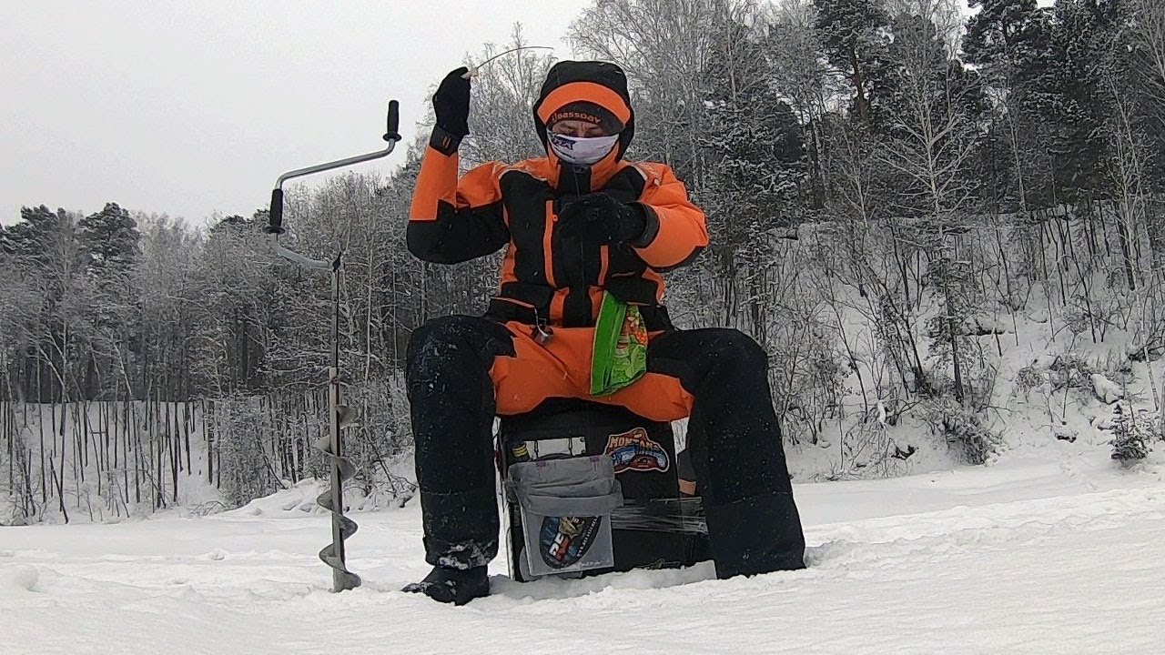 Речку придавило льдом и полосатый засуетился _ Как поймать сотню окуней на зимнюю спортивную блесну