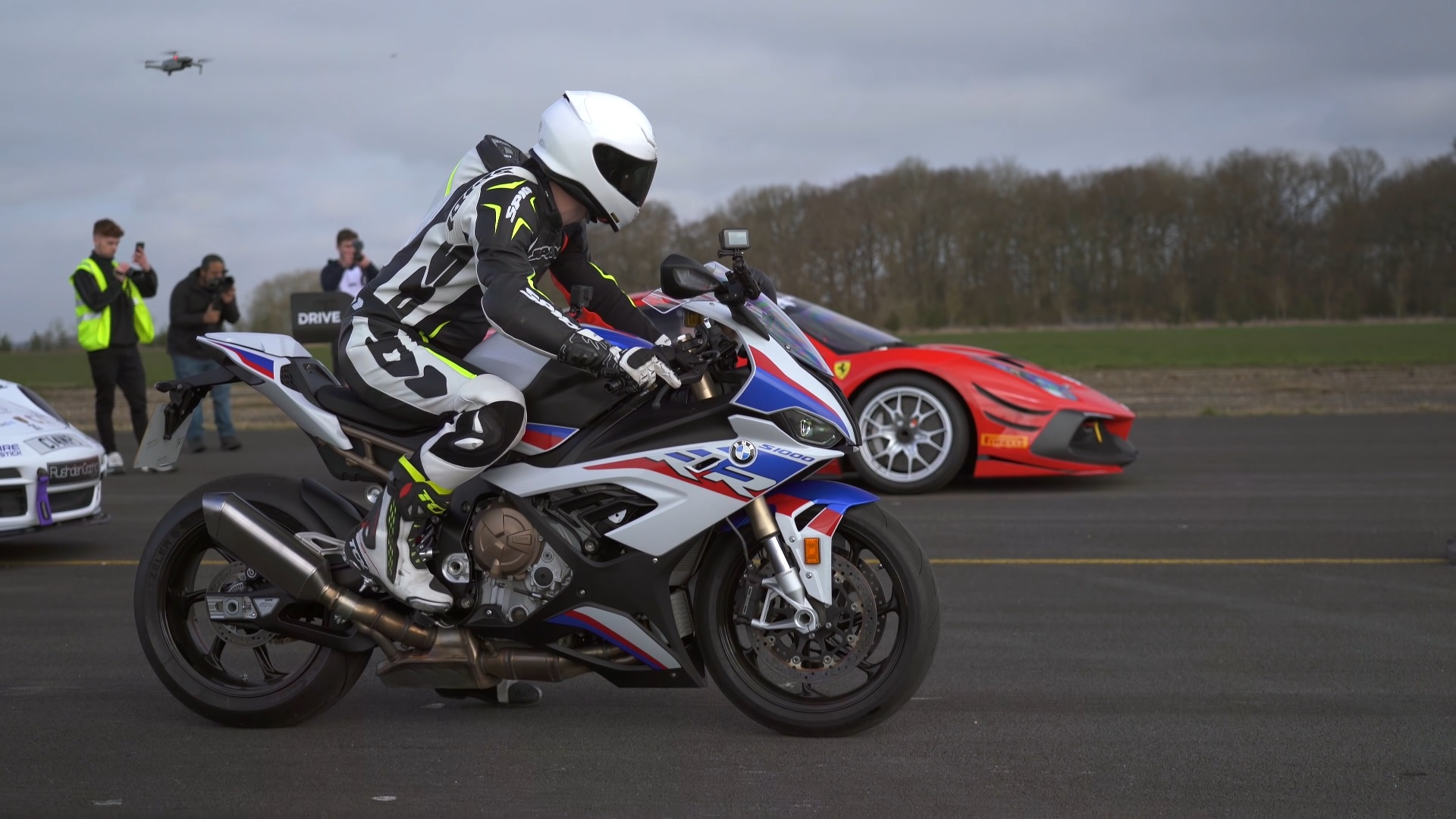 Drag Race! Мотоцикл BMW S 1000 RR против множества суперкаров