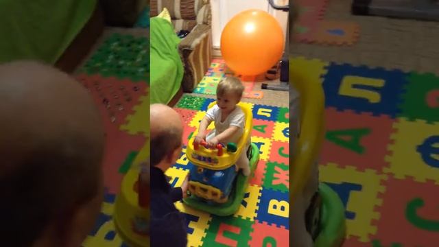 Алиса катается на машине