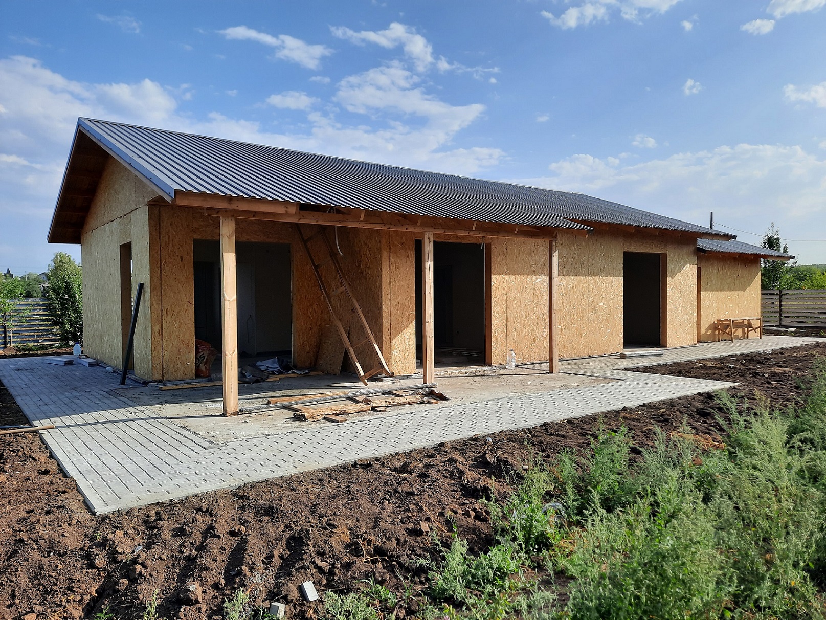 Монтаж стен из СИП, установка стропильных ферм, кровельное покрытие. п.Водино.