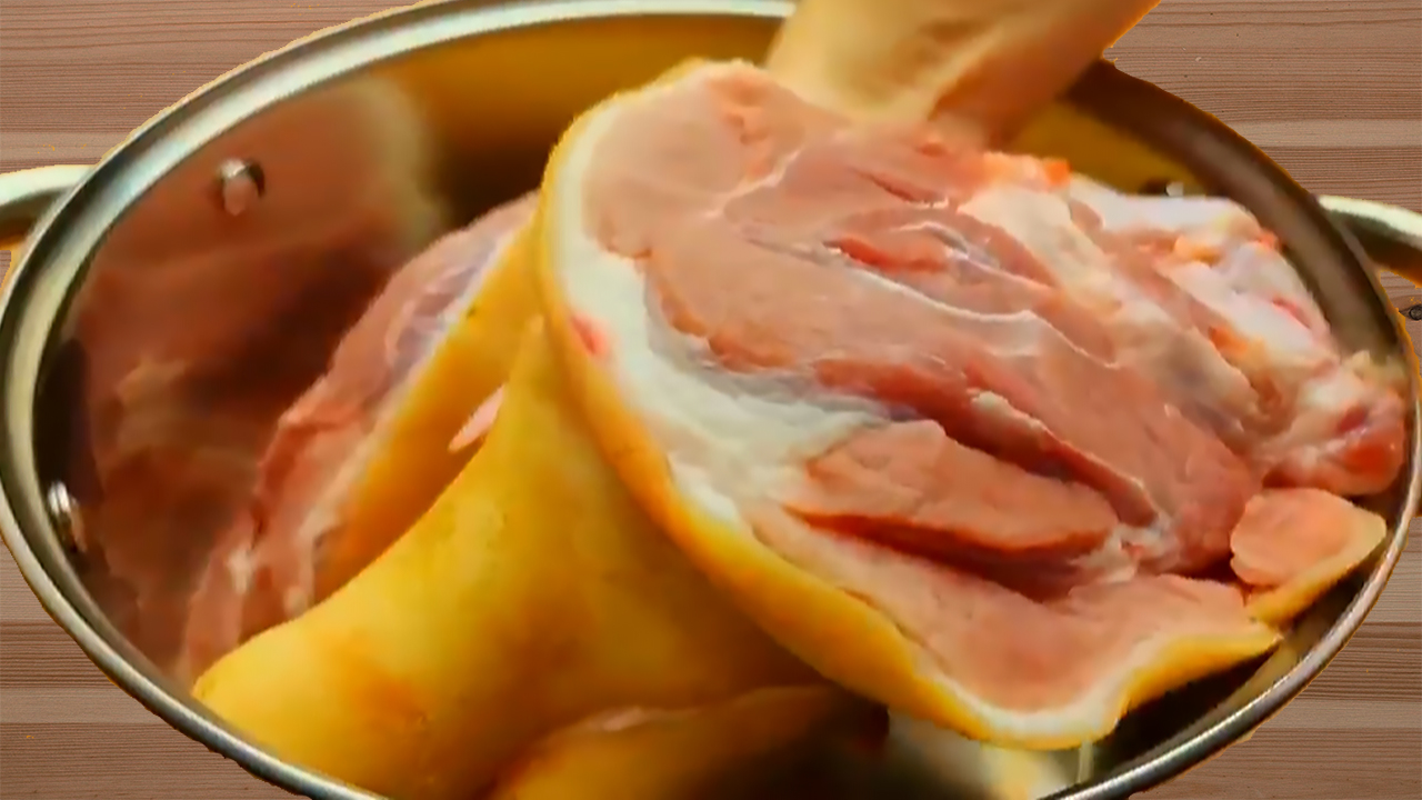 Холодец, из рульки в виде колбасы на праздничный стол не стыдно подать, рецепт на новогодний стол