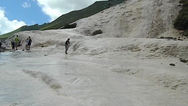 Грузия. Известково-минеральный водопад