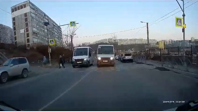 Опаснейшие манёвры водителя автобуса едва не довели до беды ?