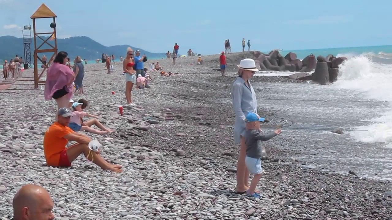 Шторм на пляже в Лазаревском 2017