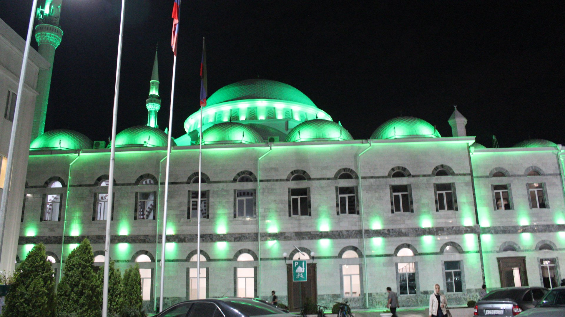 Дагестан. Прогулка по вечерней Махачкале. Джума-мечеть. Купание в Каспийском море. Начало тура.