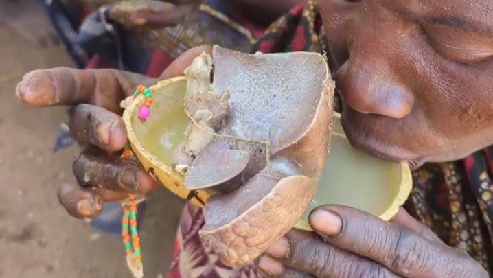 Женщины племени хадзабе с удовольствием едят Самые экзотические блюда мира Рецепт и еда блюд