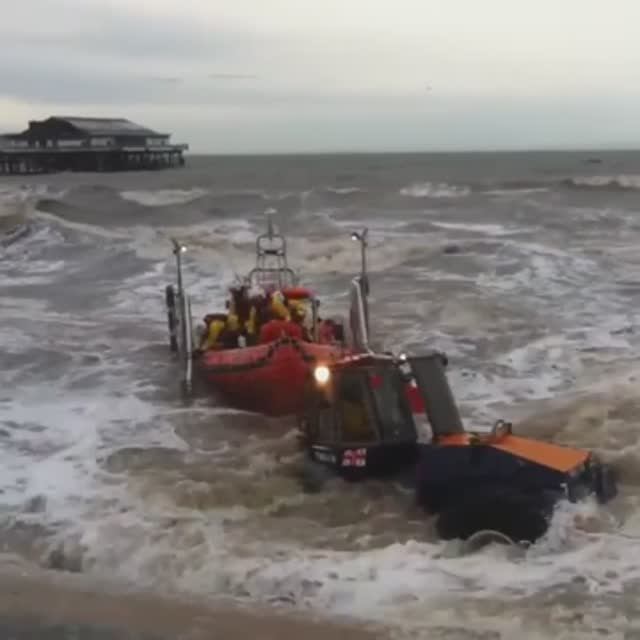 Особые случаи управления парусным судном - Спуск-подъем - Подъем катера трактором на пляж