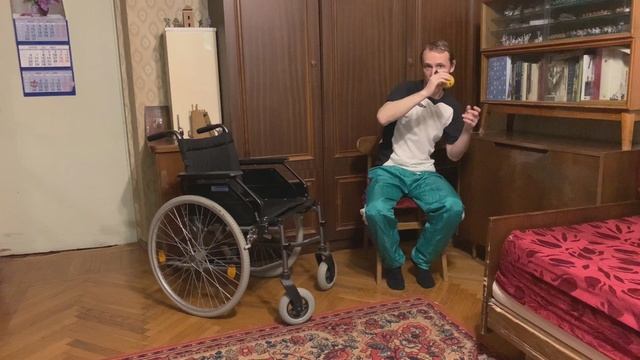 "Не попадись" - игра с мячиком на резинке