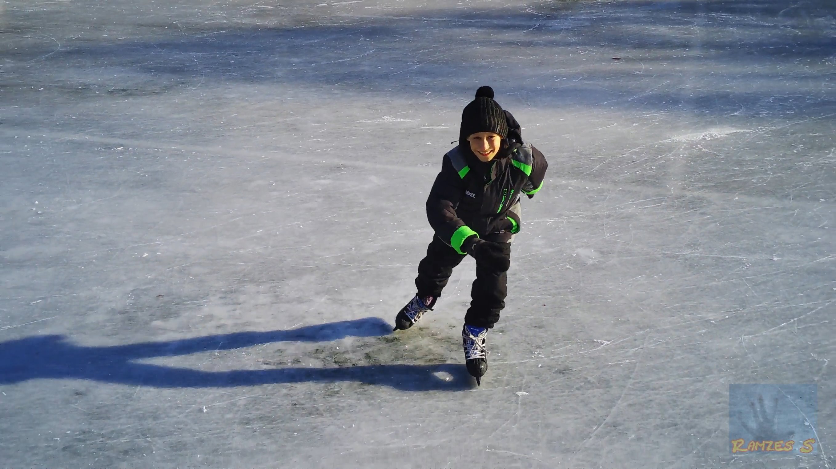 На коньках по стадиону.