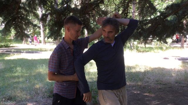 Работа ЛОКТЯМИ в багуачжан на примере формы "Ладони, поддерживающие Небо" - Диншибачжан и Лаобачжан.