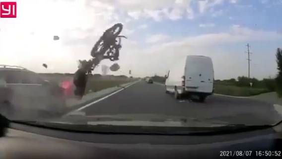 Бедного велосепедиста сбил идиот на обгоне