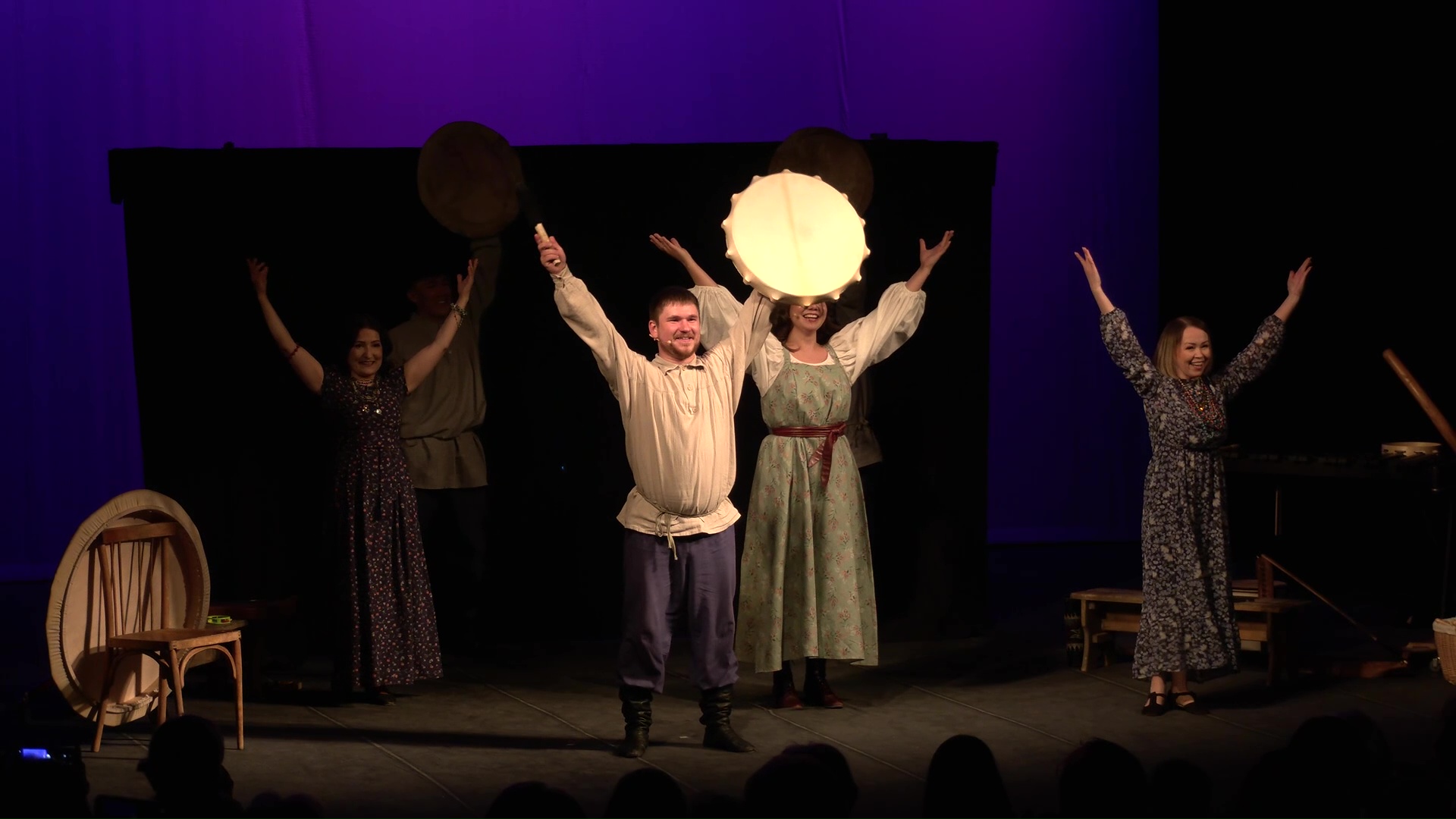 «Марий Эл ТВ»: Жители Марий Эл посмотрели спектакль-экскурсию «Сказа на бубне» от театра «Солнце»