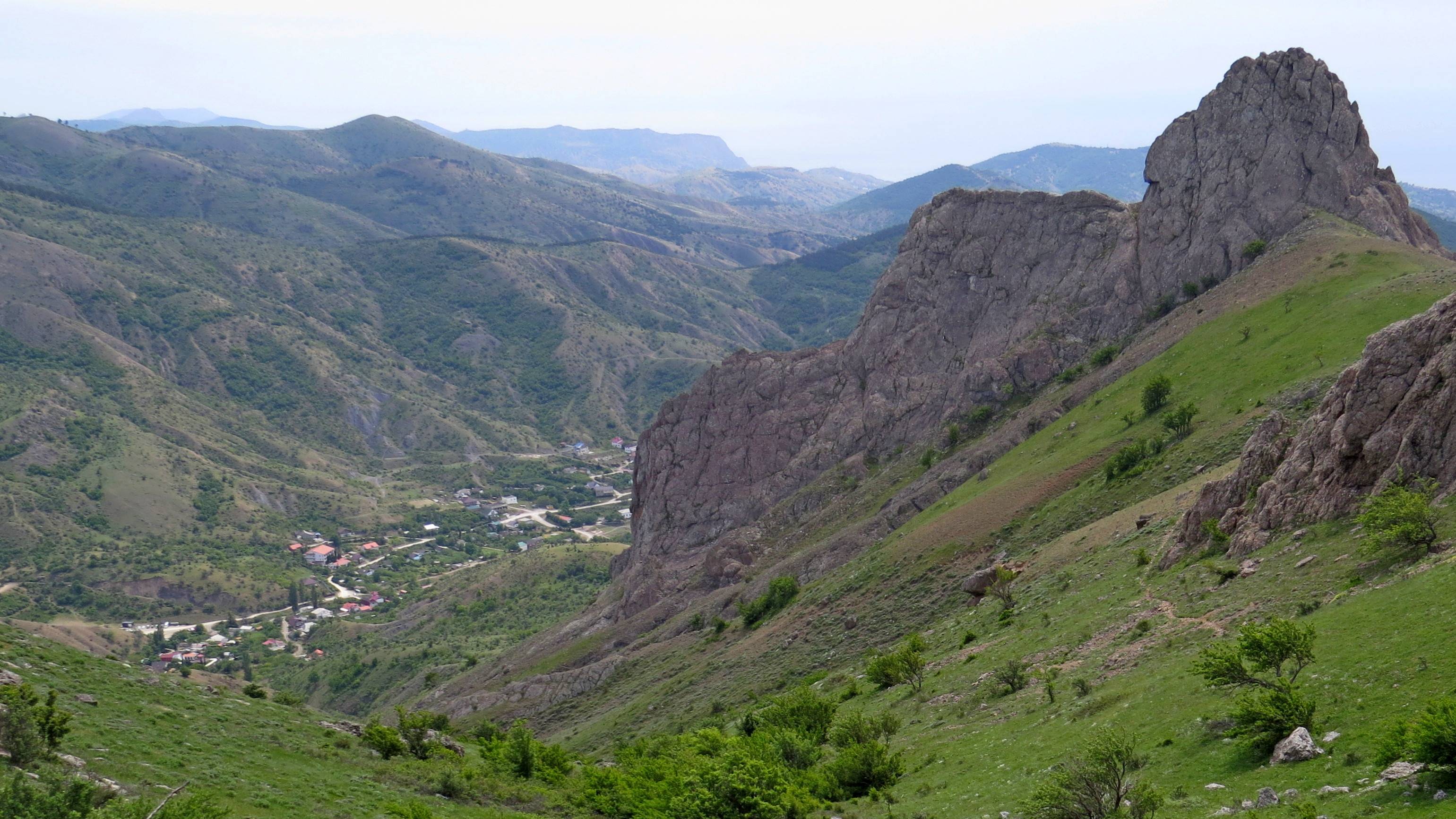 Там внизу Зеленогоръе! Какое же оно далекое