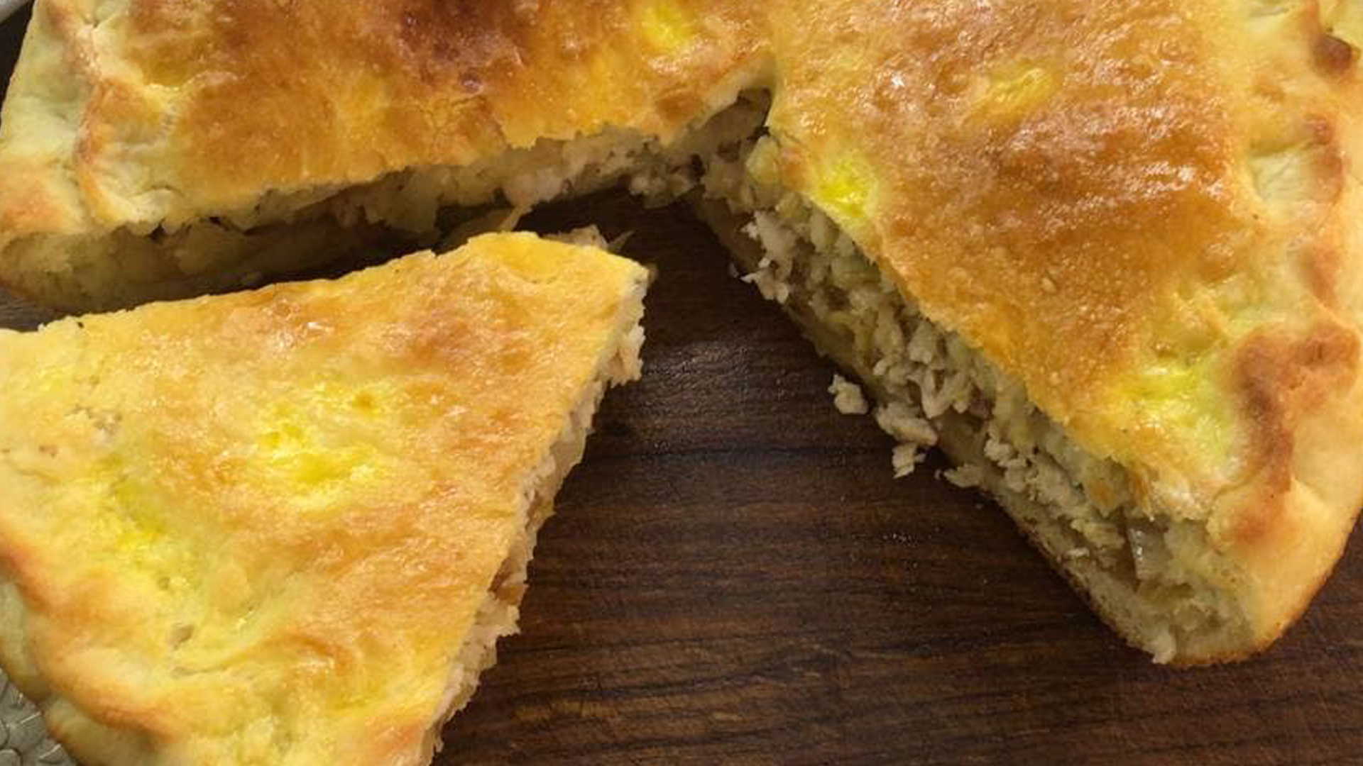 Пирог с мясом и капустой из дрожжевого теста.mp4