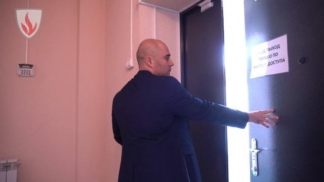 2. Дверь, оборудованная системой контроля и управления доступа