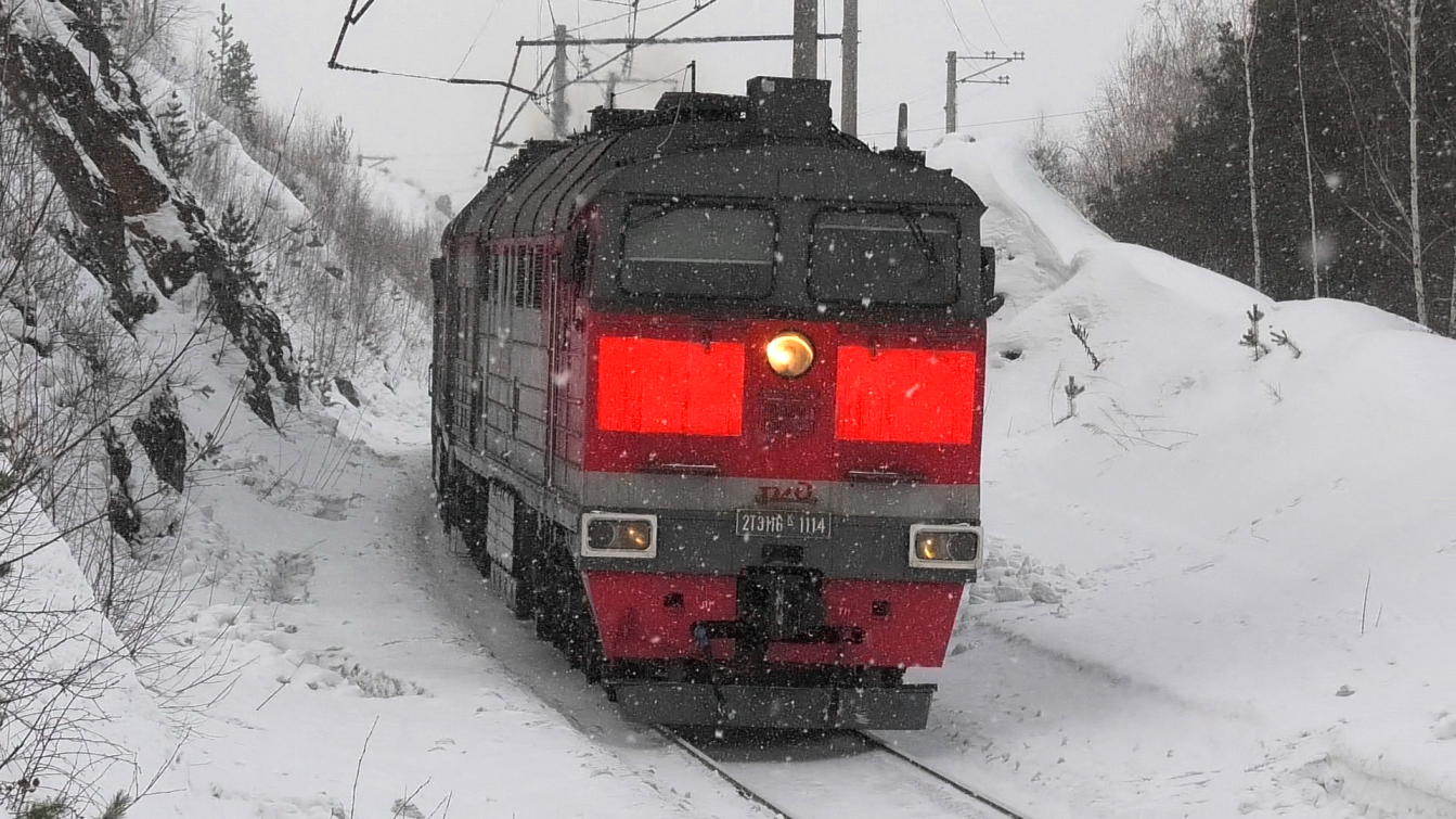 2ТЭ116К-1114 с туристическим поездом "Императорский маршрут" Екатеринбург-Пасс. — Алапаевск