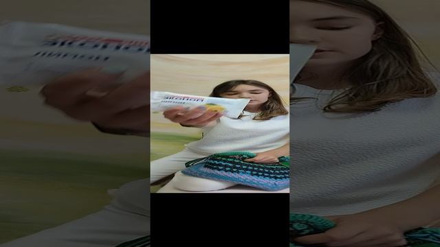 16.07.2023 Вязаные сумочки чудесные и модель прекрасная!