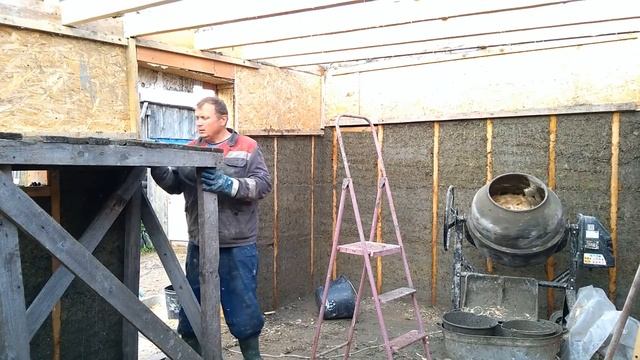 Арболит монолит укладываю 4 ряд.