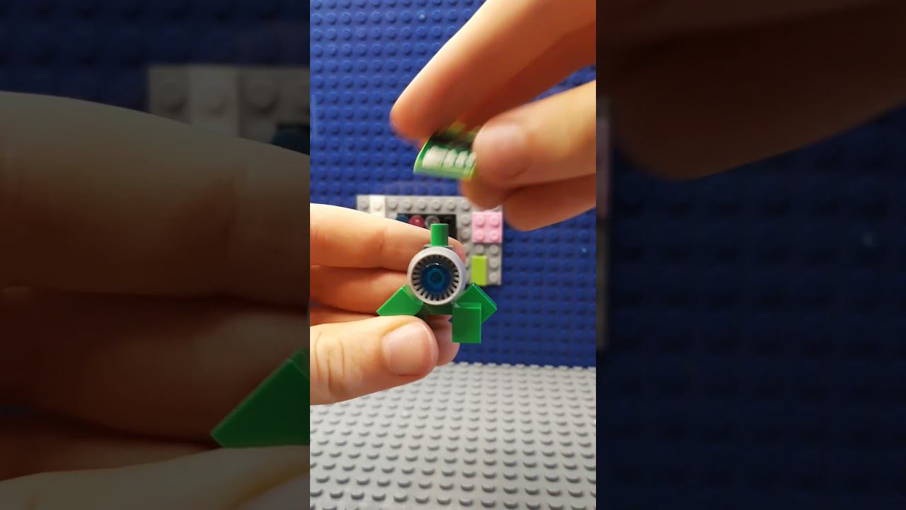 Зелёный ЛЕГО турбо робот.