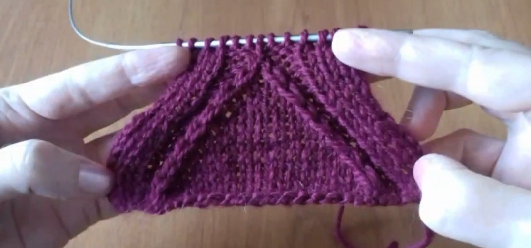 Красивая убавка петель спицами.