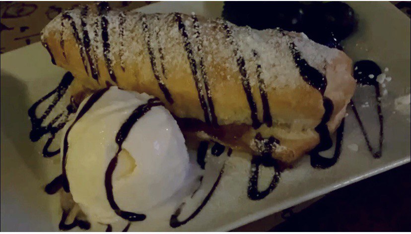 Яблочный штрудель с мороженным ???☕