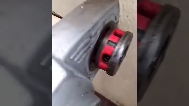 Пример работы электрических резьбонарезных клуппов ROTHENBERGER