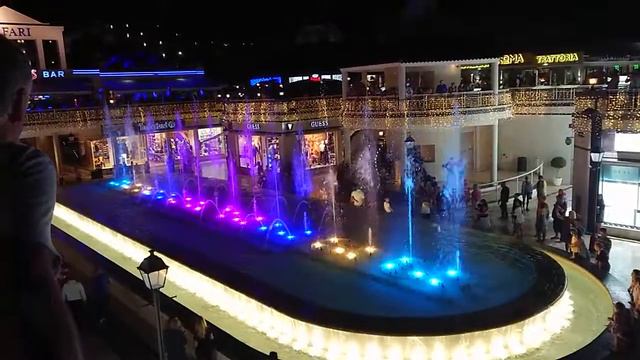 Фонтан у Харт Рок Кафе. Лос - Америкос. о.Тенерифе. Канары.