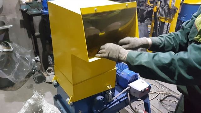 Дробилка дробление резиновых шлангов МИ-300 В МЕЛКИЕ ЗЁРНА.mp4