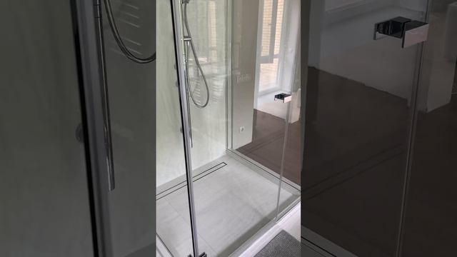 Душевое ограждение П-образное с распашной системой в потолок