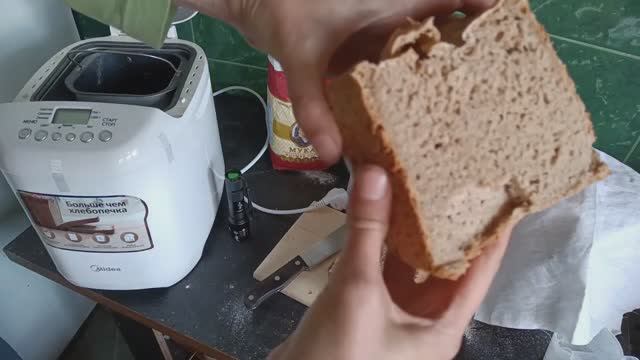 ОТец испёк хлеб на ржаной закваске в хлебопечке