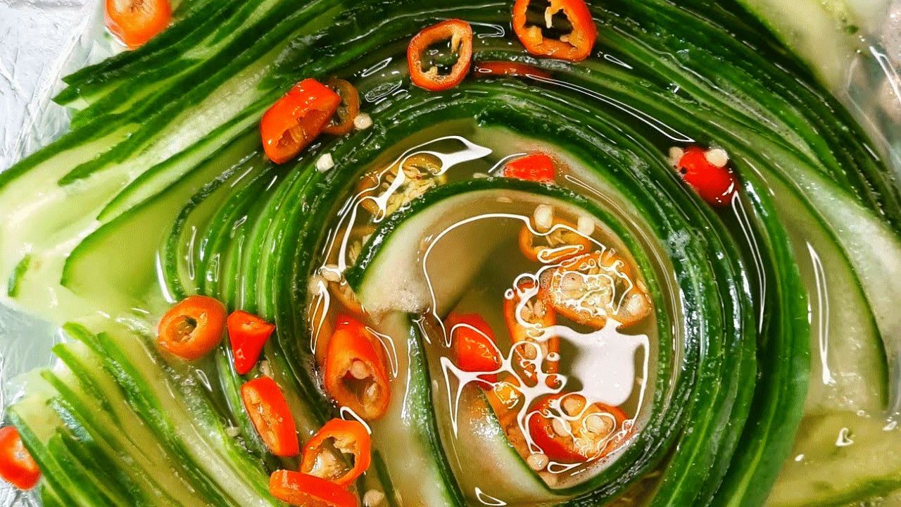 Этот рецепт заставит вас прослезиться. ОГУРЦЫ маринованные в СПРАЙТЕ #Shorts.mp4