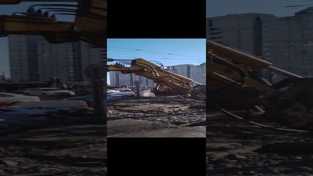 Отбойный молоток достаёт старую шпалу.mp4