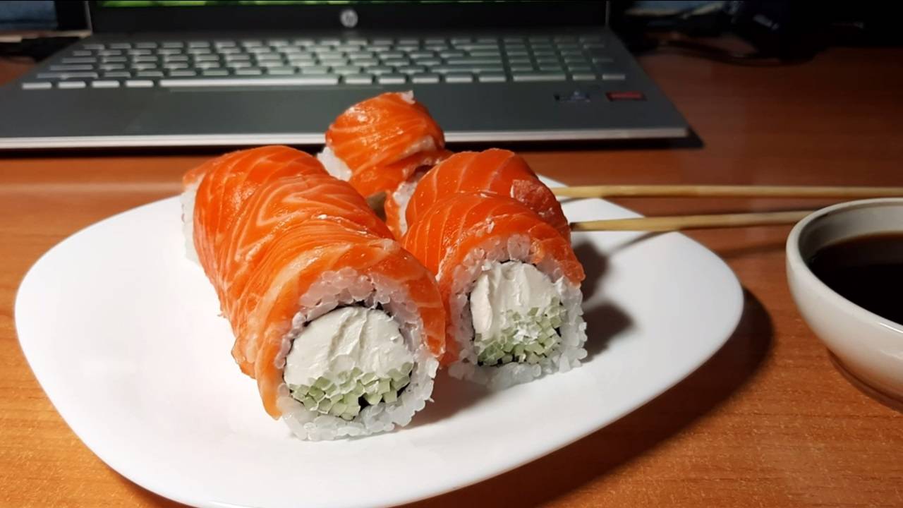 Вкусные Суши в Москве! Ролл Филадельфия Марьино Москва обзор #обзор