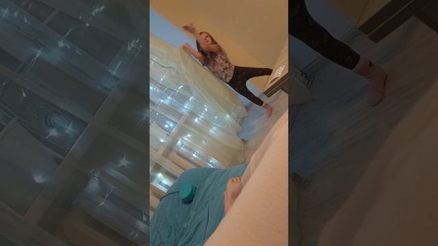 Танцует под песню из новой умной колонки 1