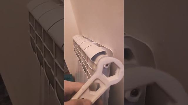 что бы не царапать краску на гайках батареи пластиковый  ? отопления.