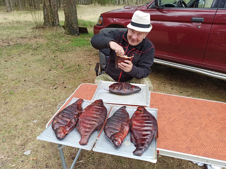 Дегустация копчёного леща. Самый вкусный и ответственный момент.