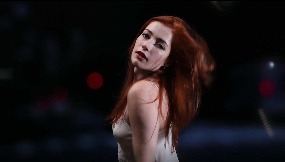 РЫЖАЯ в БЕЛОМ ТАНЦУЕТ!.mp4