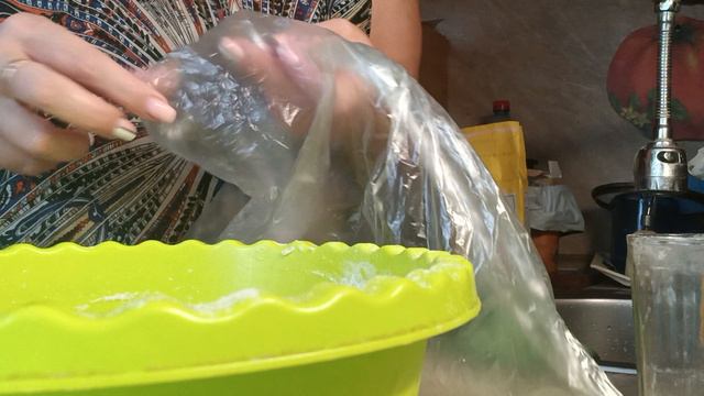 Закончилась пищевая плёнка? не беда, выход есть всегда! 
один разрез и всё готово