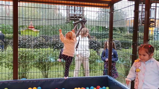 Поездка в Совхоз имени Ленина - большой батут, ныряние в шарики, карусель и спуск с горки