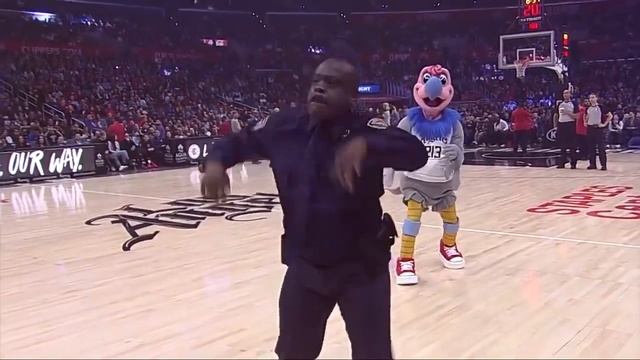 Полицейский в ударе.Какая ловкость!!!.