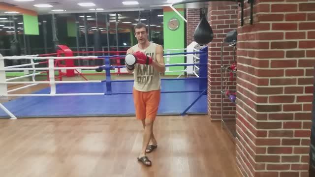 Боксирую по грушам и на ринге
