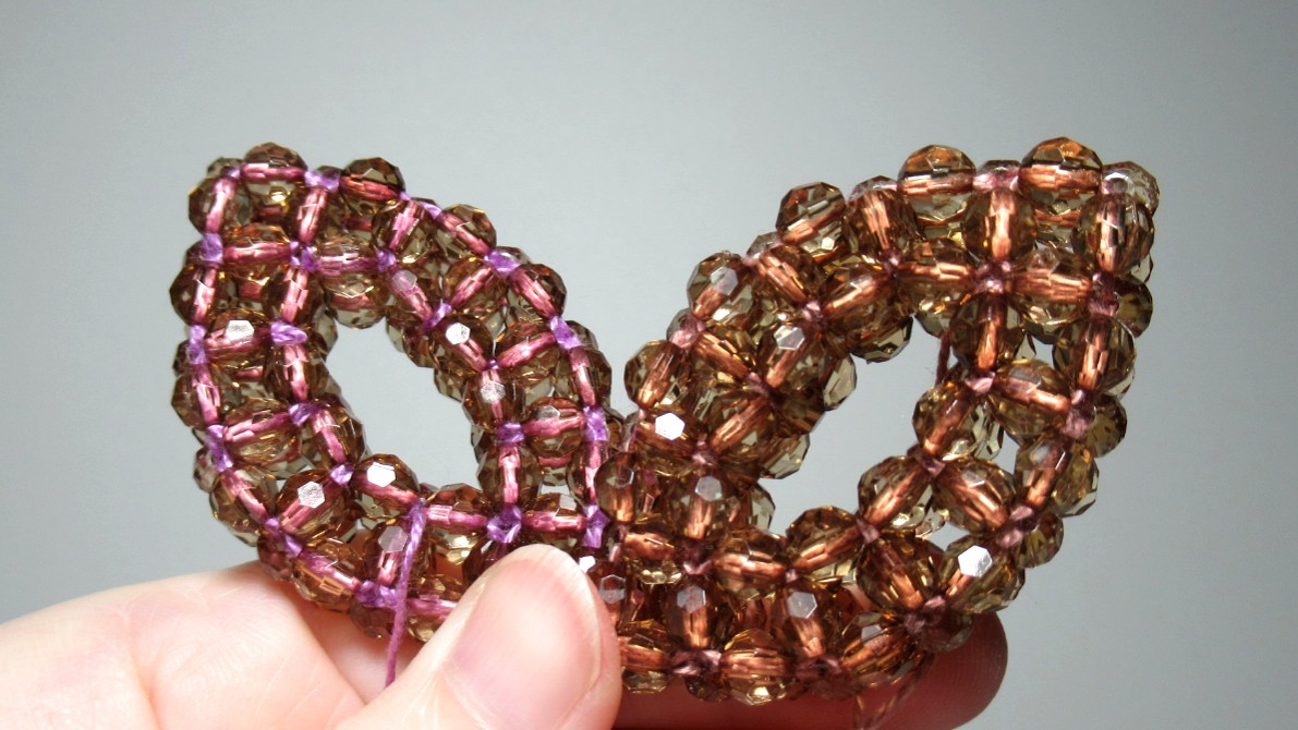 Как сделать поворот квадратного жгута из бисера. Подробный и понятный видеоурок с крупными бусинами