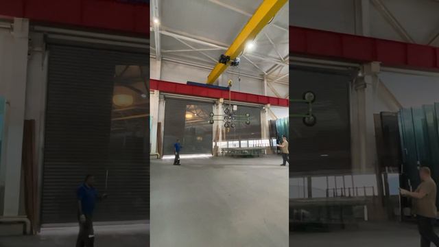 Огромное стекло для витрины магазина