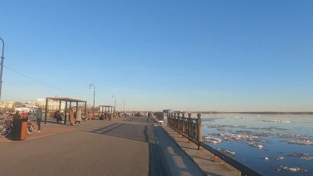 Архангельск, северяне любуются началом ледохода