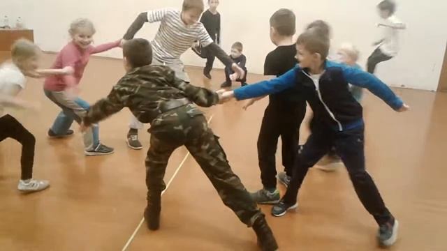 Народная игра - перетяни на свою сторону