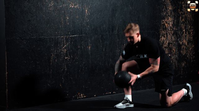 Броски мяча от бедра стоя боком (На колене)