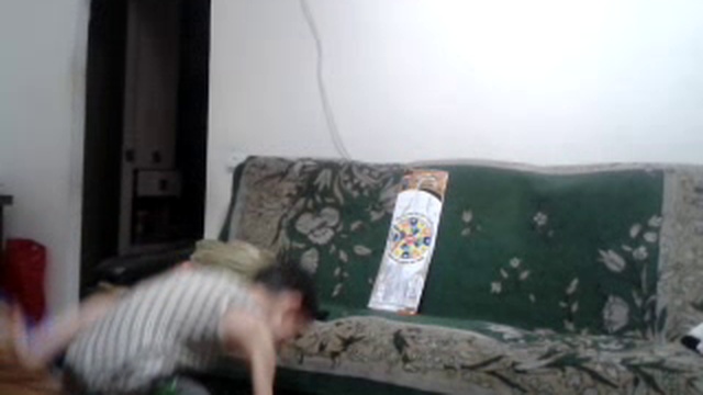 Ребёнок стреляет из игрушечного ружья