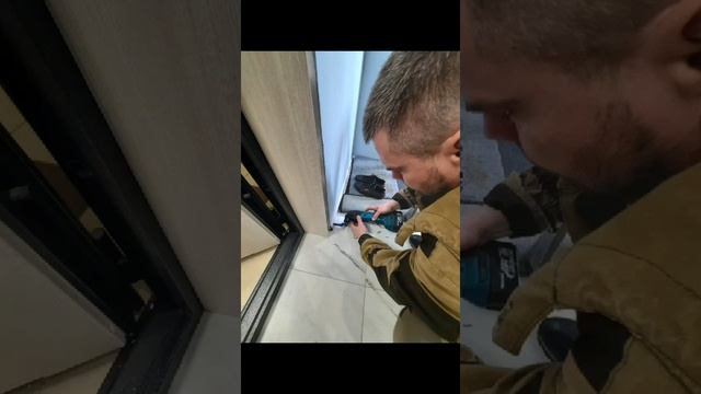 Процесс установки телескопических доборов и наличников на входную дверь