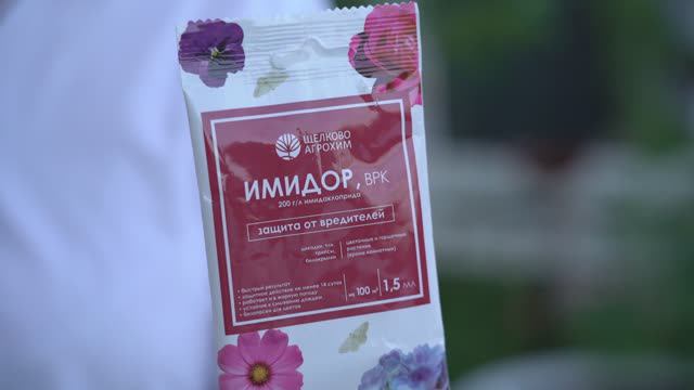 Безопасное средство от вредителей на садовых цветах